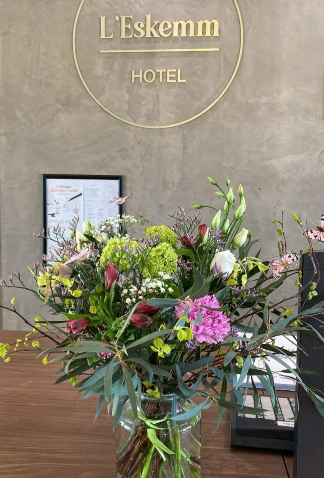 Un accueil fleuri par votre fleuriste Le Jardin des Roses à l'Hôtel de ...