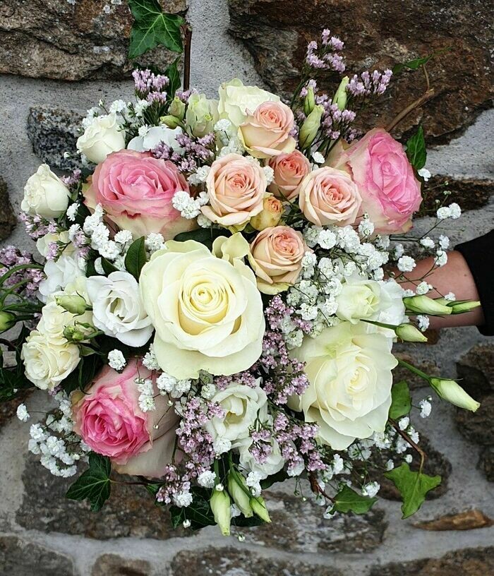 Bouquet mariée roses et gypsophile